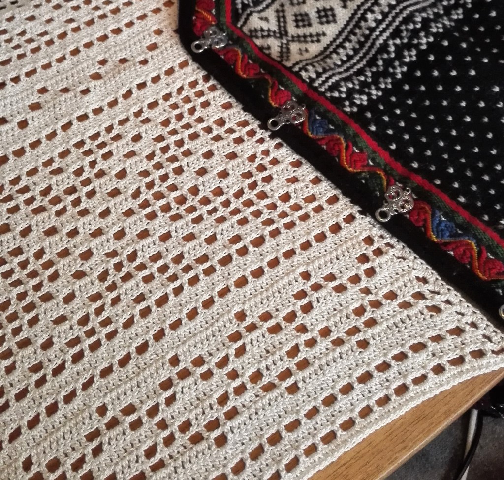 Løper i Setesdalsmønster – Tablerunner – Katrine Klarer